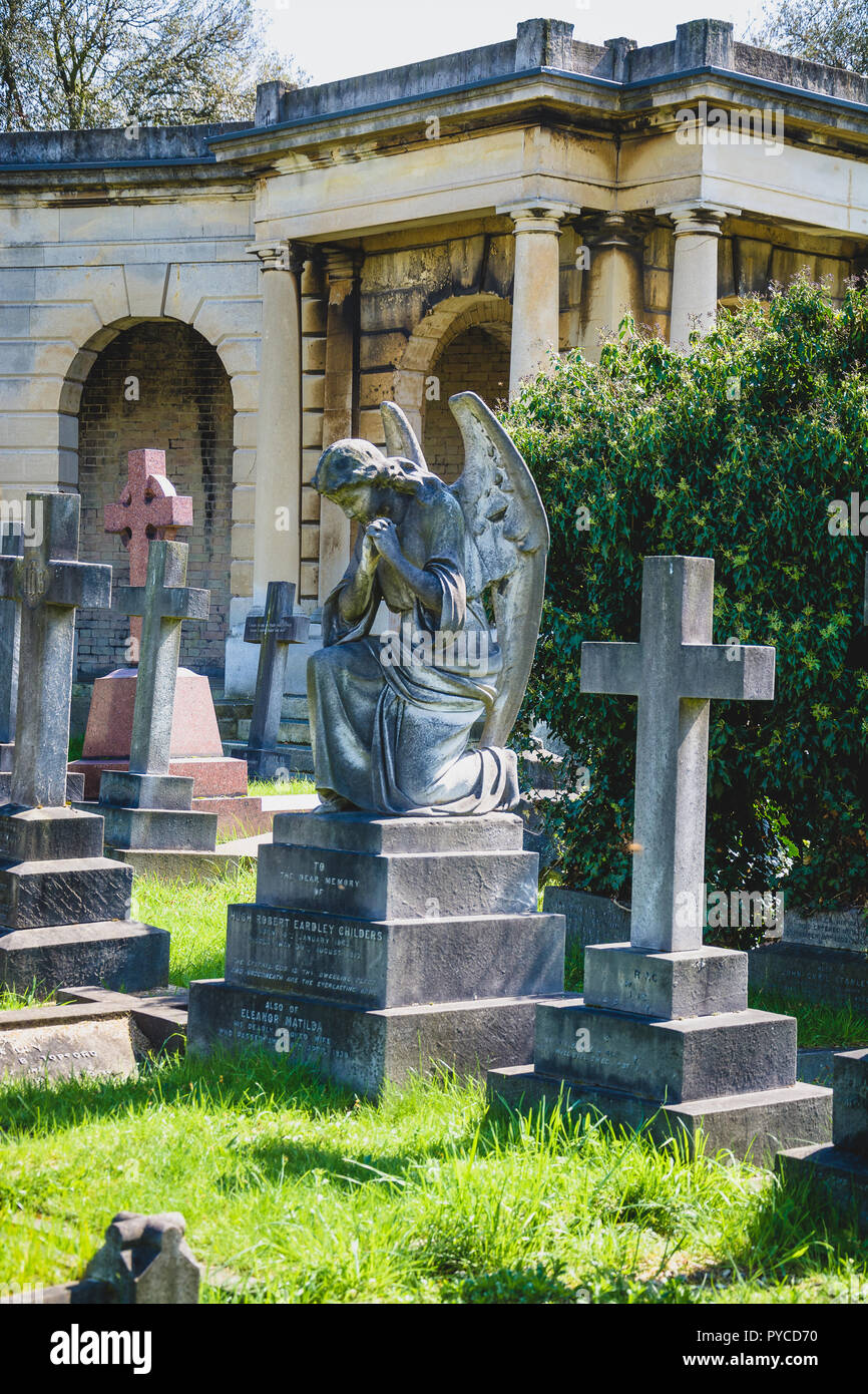 Weinende Engel Grabstein Brompton Cemetery in London Stockfotografie ...