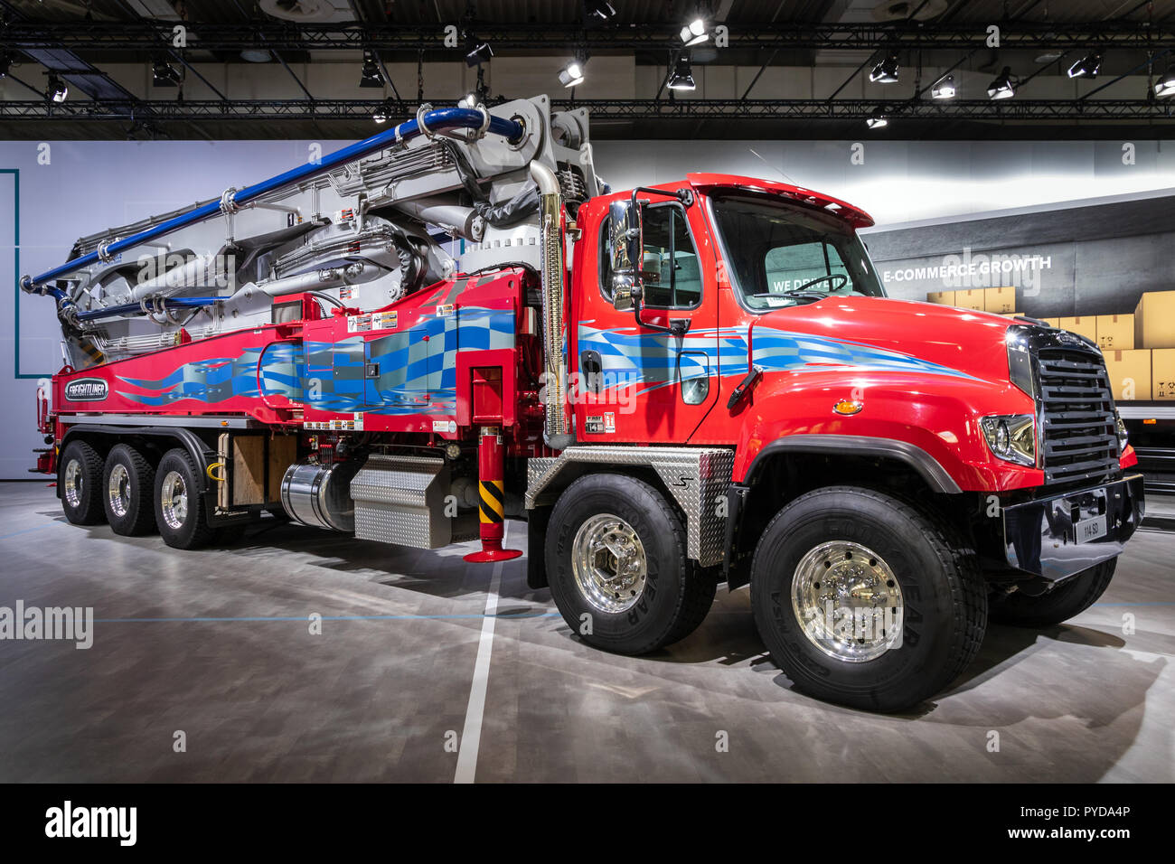 HANNOVER, Deutschland - 27.September 2018: Freightliner 114 SD schwerer ...