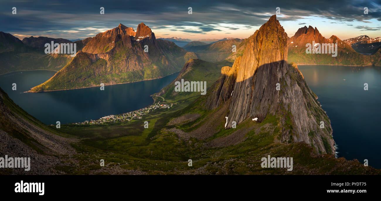 Panorama der Segla Gipfel und Fjordgard Dorf im Sonnenuntergang, Senja ...
