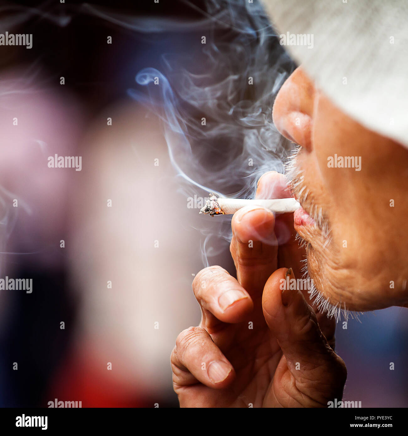Old chinese man smoking cigarette -Fotos und -Bildmaterial in hoher ...
