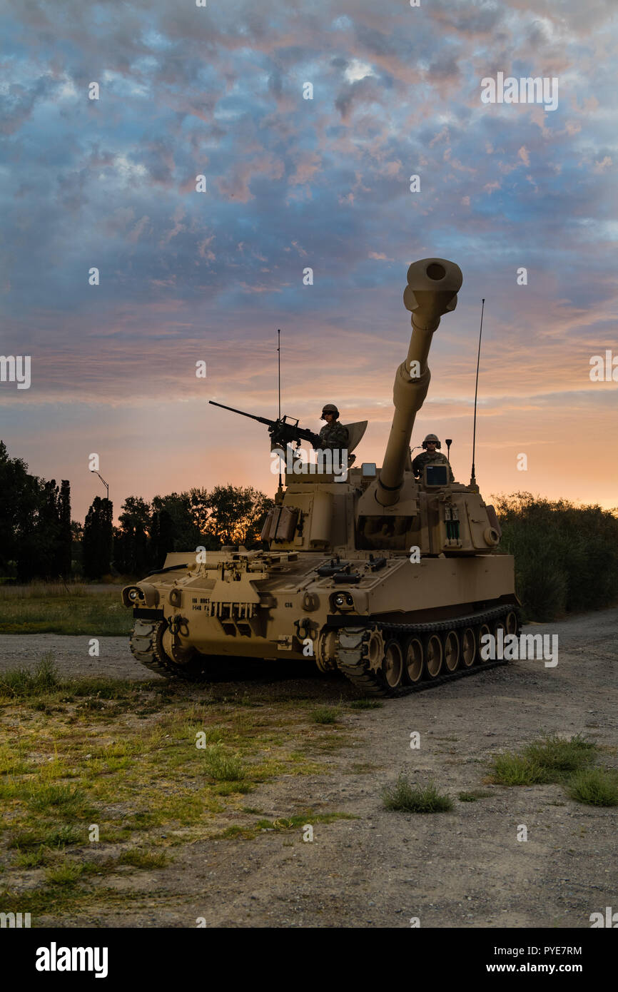 Die M109A6 Paladin 155 mm Self-Propelled Howitzer (SPH) zusammen mit ...