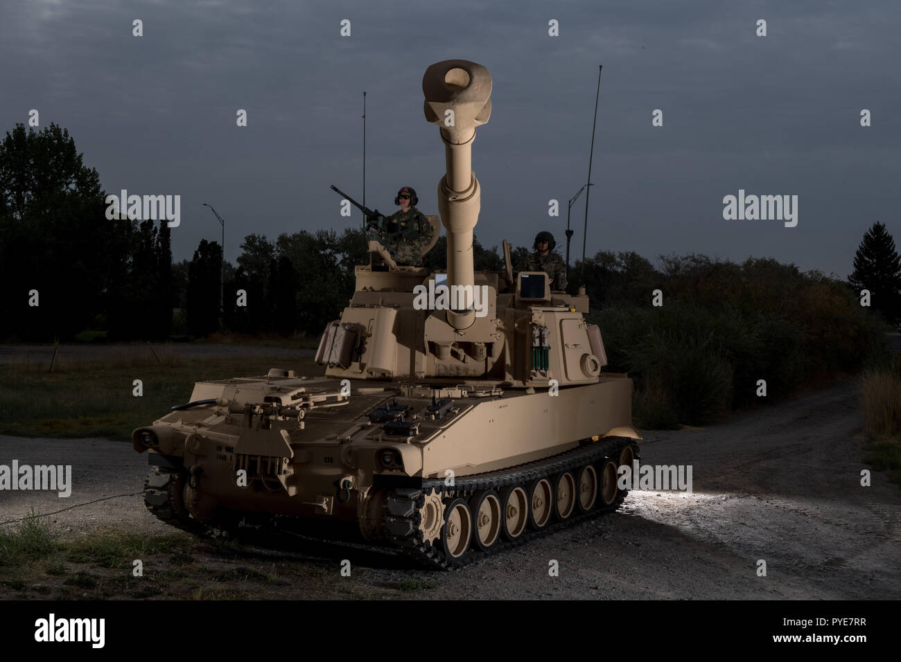 Die M109A6 Paladin 155 mm Self-Propelled Howitzer (SPH) zusammen mit dem M 992 A2 Field ...