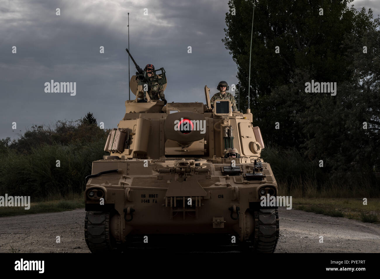 Die M109A6 Paladin 155 mm Self-Propelled Howitzer (SPH) zusammen mit dem M 992 A2 Field ...