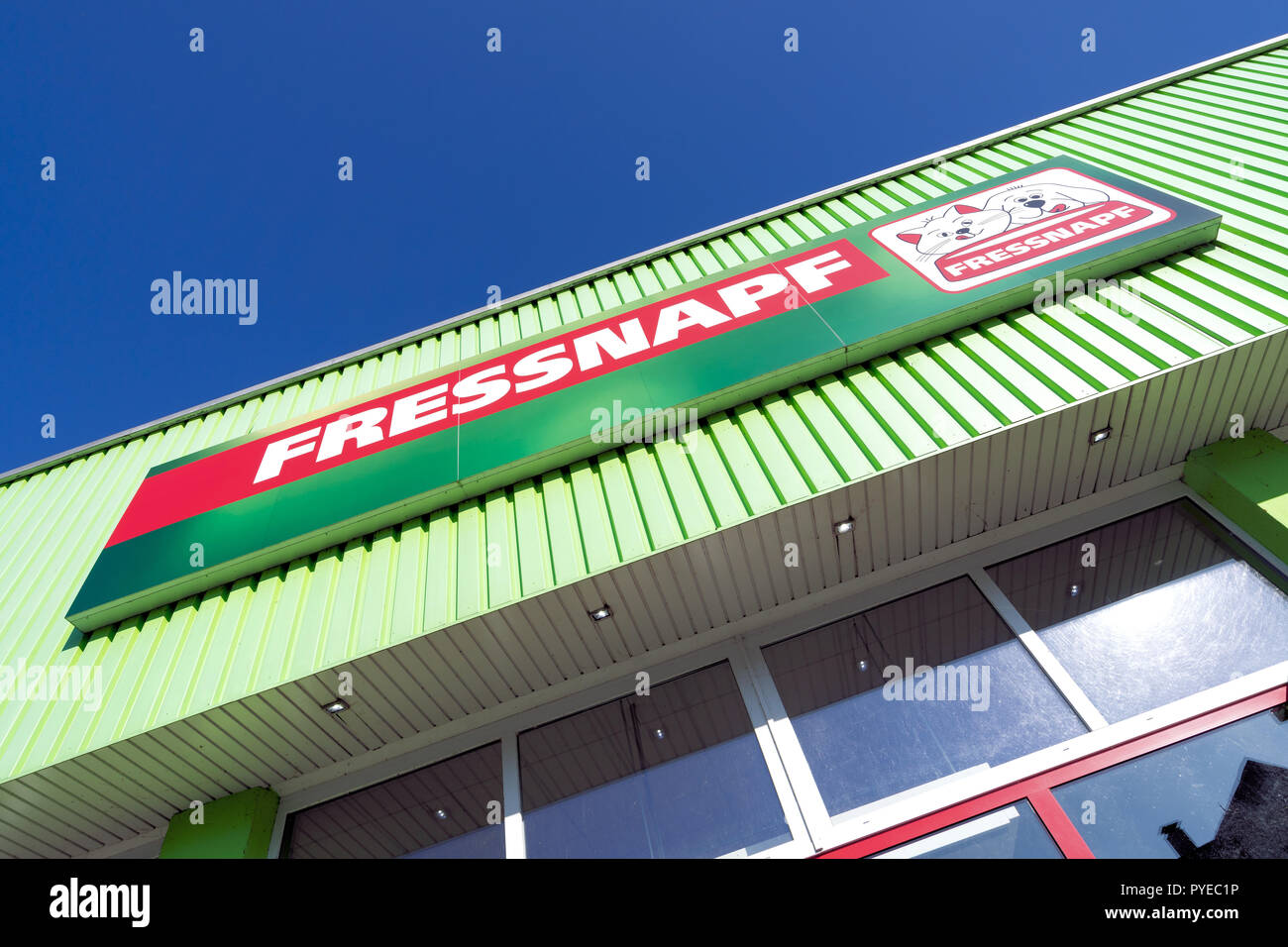 Fressnapf store logo sign -Fotos und -Bildmaterial in hoher Auflösung ...