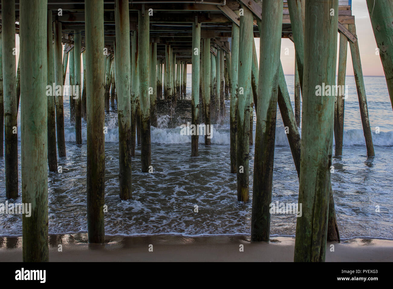 Wharf Pylonen mit Wellen an Land am öffentlichen Strand in Old Orchard ...