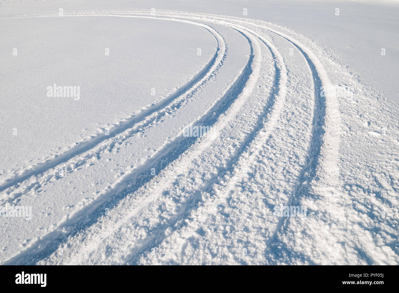 Autoreifenspuren im schnee -Fotos und -Bildmaterial in hoher Auflösung ...