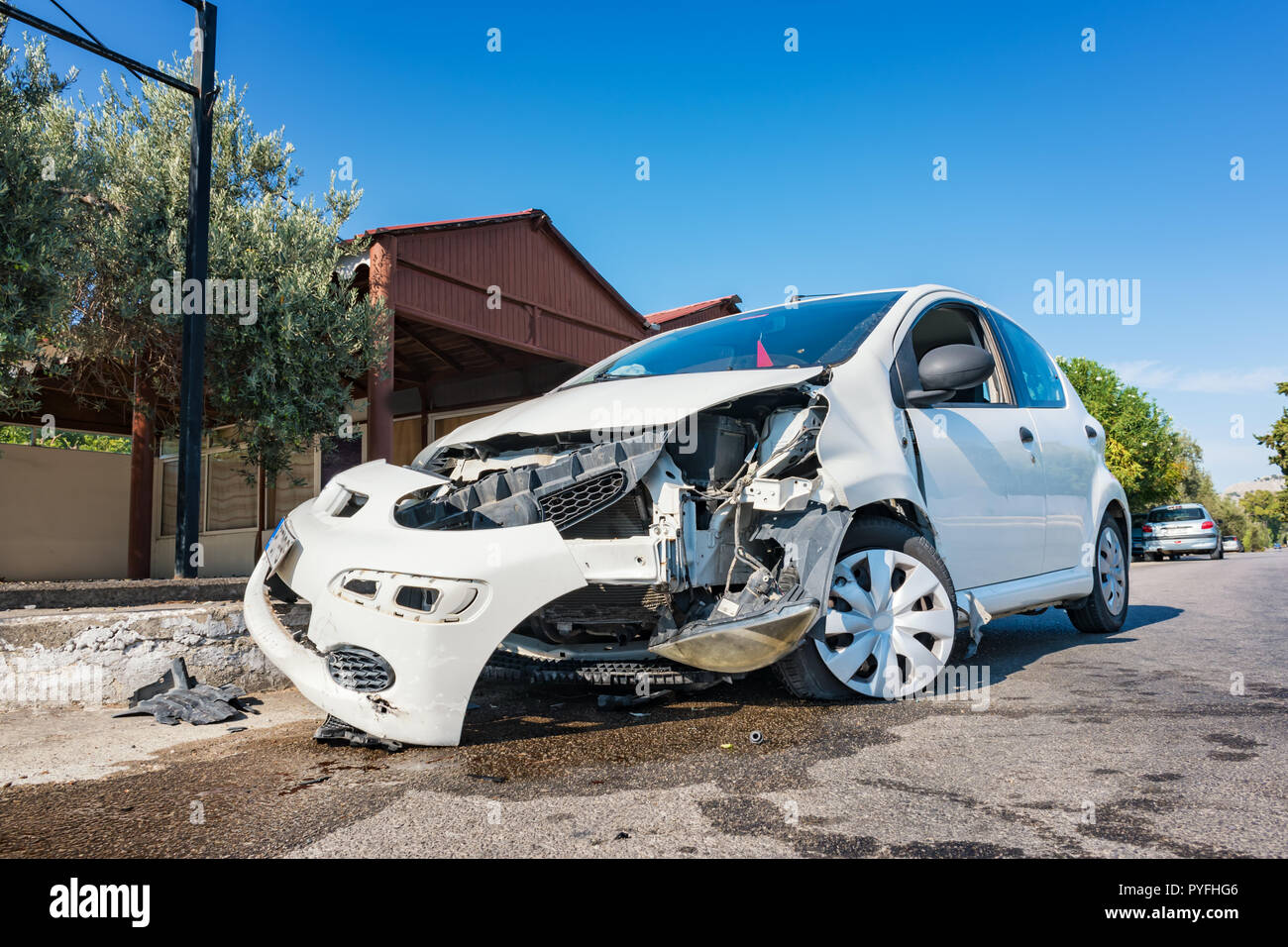 Nahaufnahme der zerschmetterte Auto nach Unfall auf der Straße in der ...