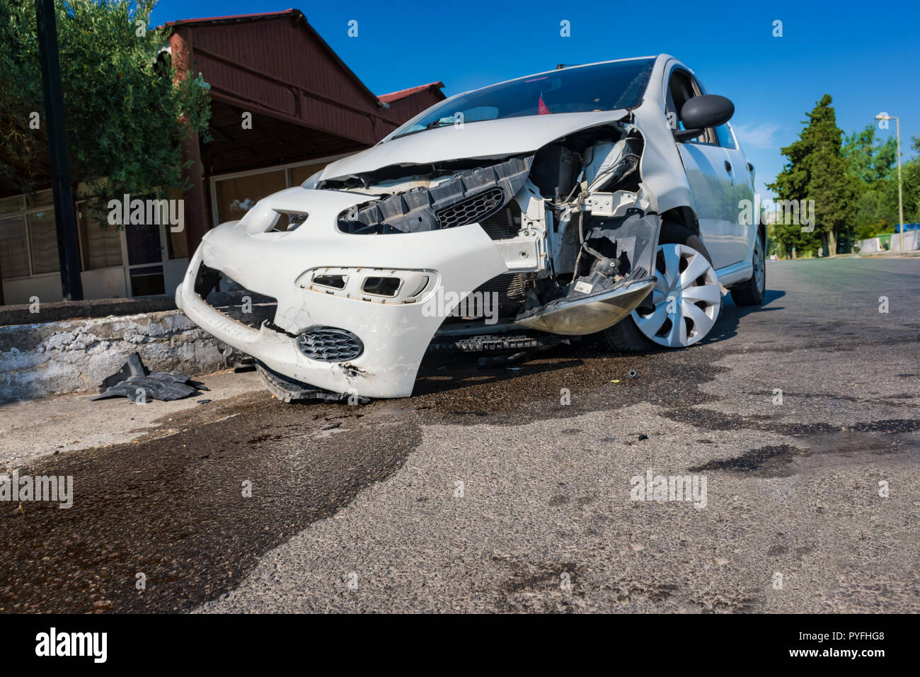 Crashed car isolated -Fotos und -Bildmaterial in hoher Auflösung – Alamy