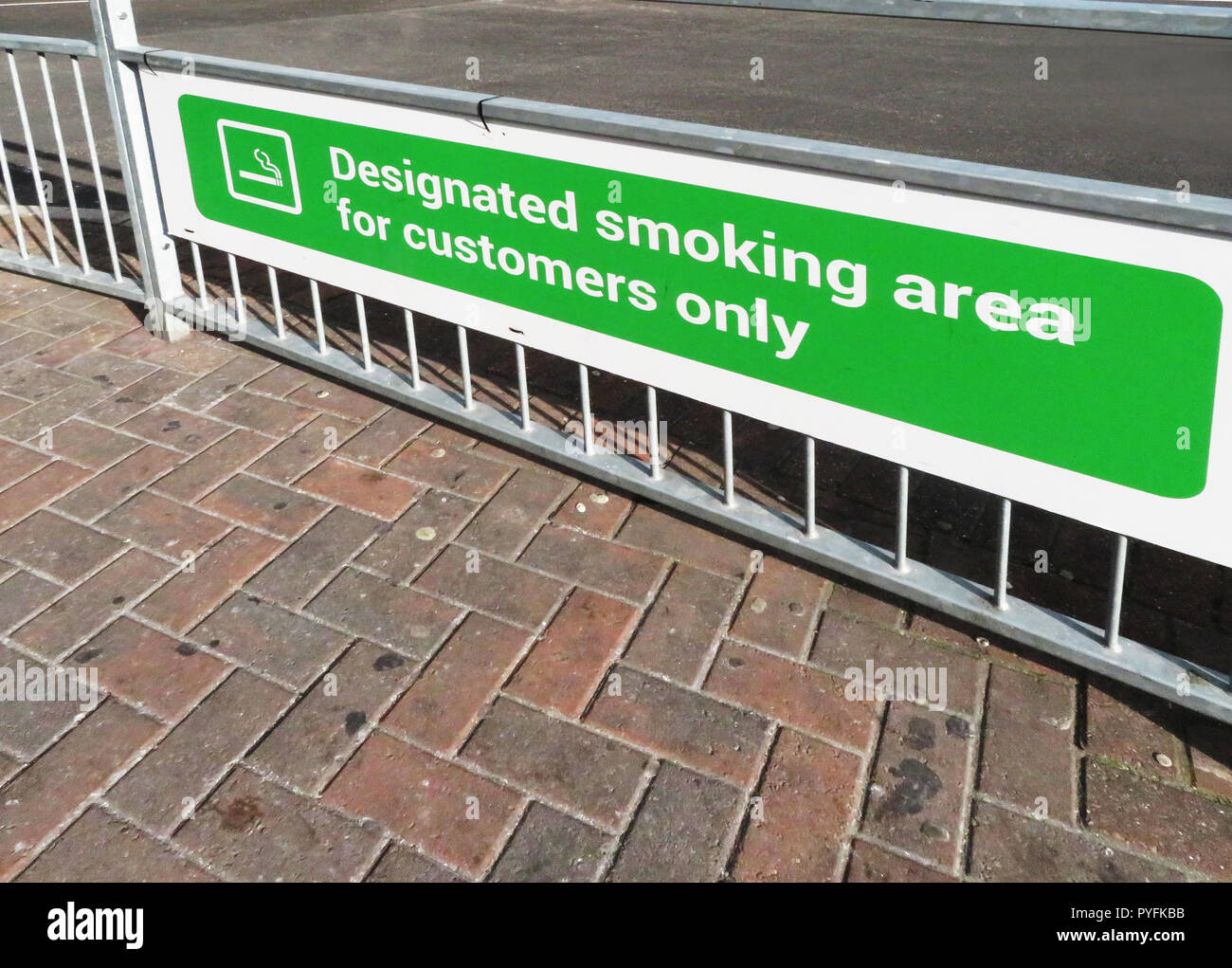 Airport terminal smoking area -Fotos und -Bildmaterial in hoher ...