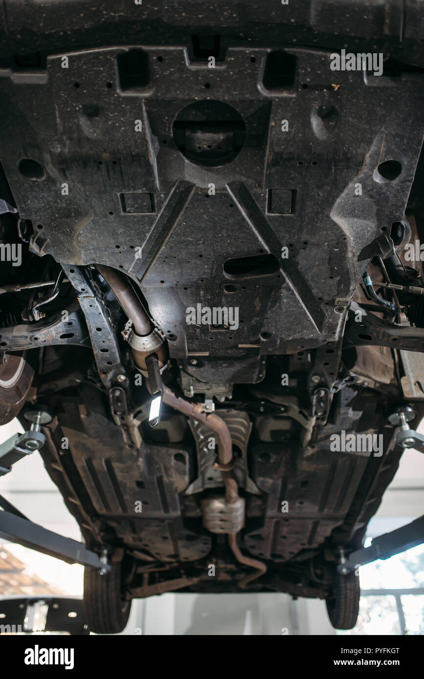 Auto auf der Hebebühne, Ansicht von unten, niemand. Auto Reparatur ...