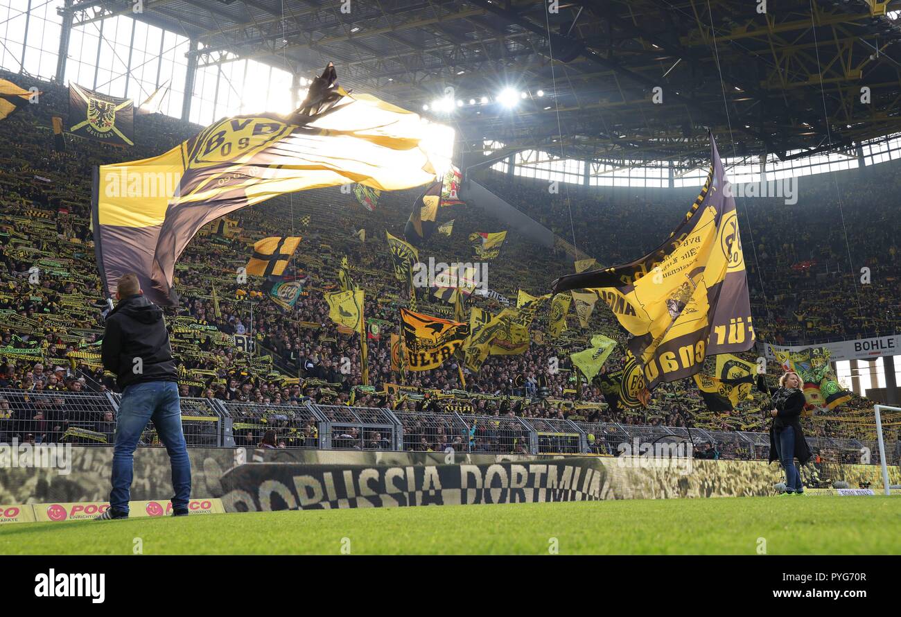 Gelbe wand bvb -Fotos und -Bildmaterial in hoher Auflösung – Alamy