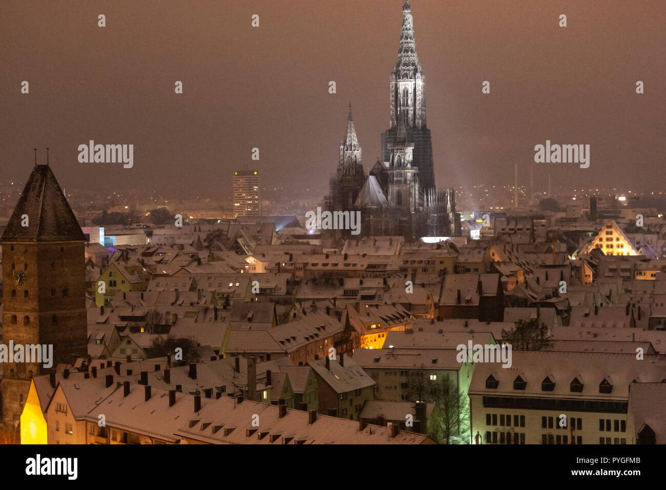 Schnee Winter Blick auf Ulm von Maritim Hotel mit dem Ulmer Münster bei ...