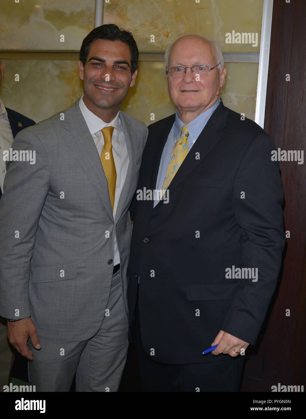 Der Autor David Lawrence Jr. diskutieren und Zeichen Exemplare seines ...