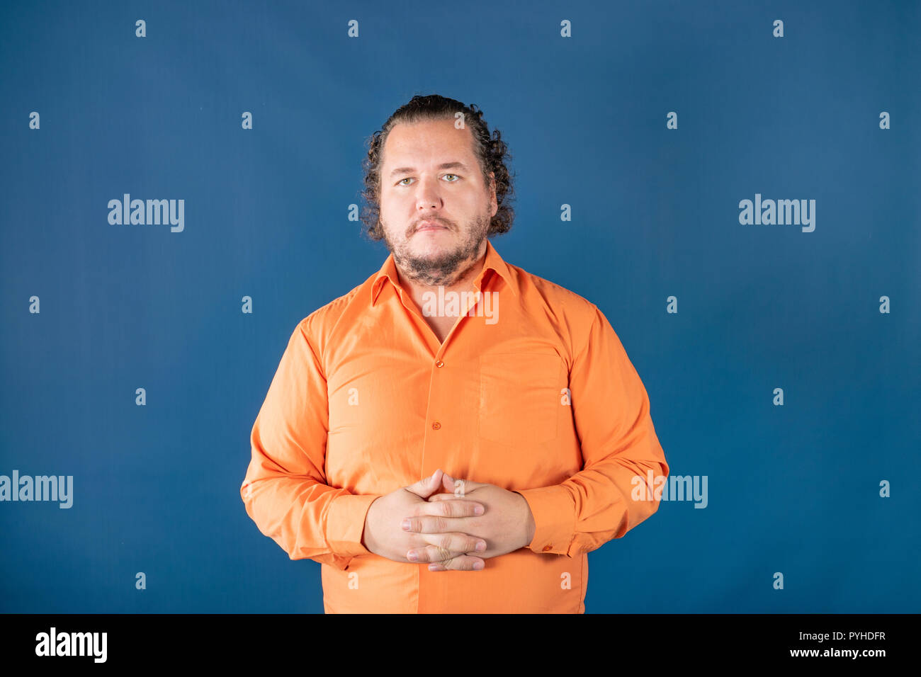 Fetter man im blauem hemd -Fotos und -Bildmaterial in hoher Auflösung – Alamy