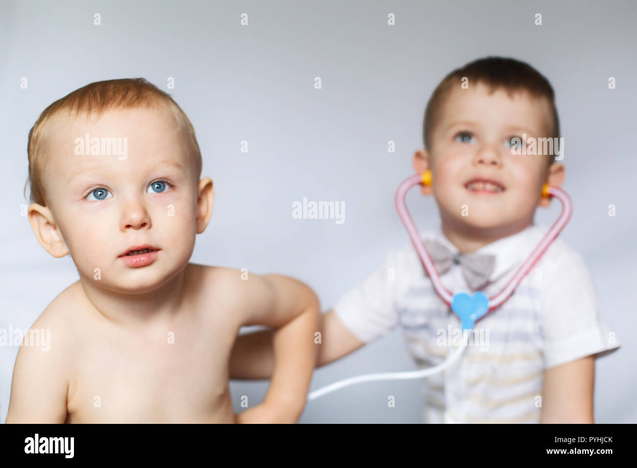 Zwei kleine Jungen mit Stethoskop. Kinder spielen, Arzt und Patient. Der Herzschlag prüfen ...
