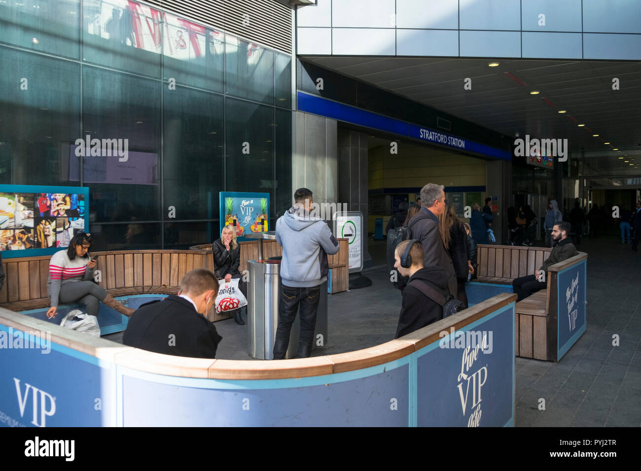 The smoking area -Fotos und -Bildmaterial in hoher Auflösung - Seite 2 ...