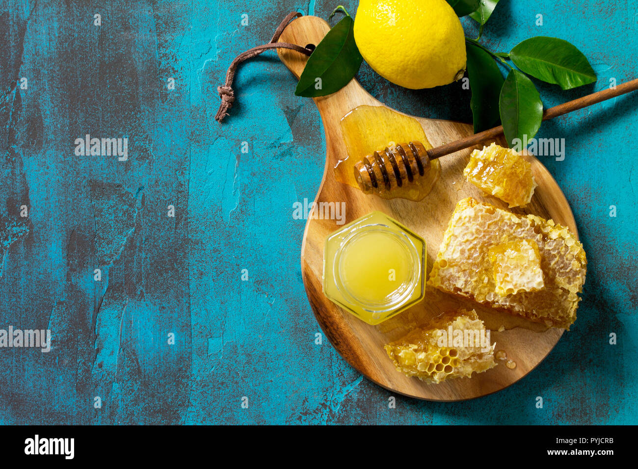 Natürlicher Honig mit Zitrone. Honig im Glas und Pendelarm, Süße Waben ...