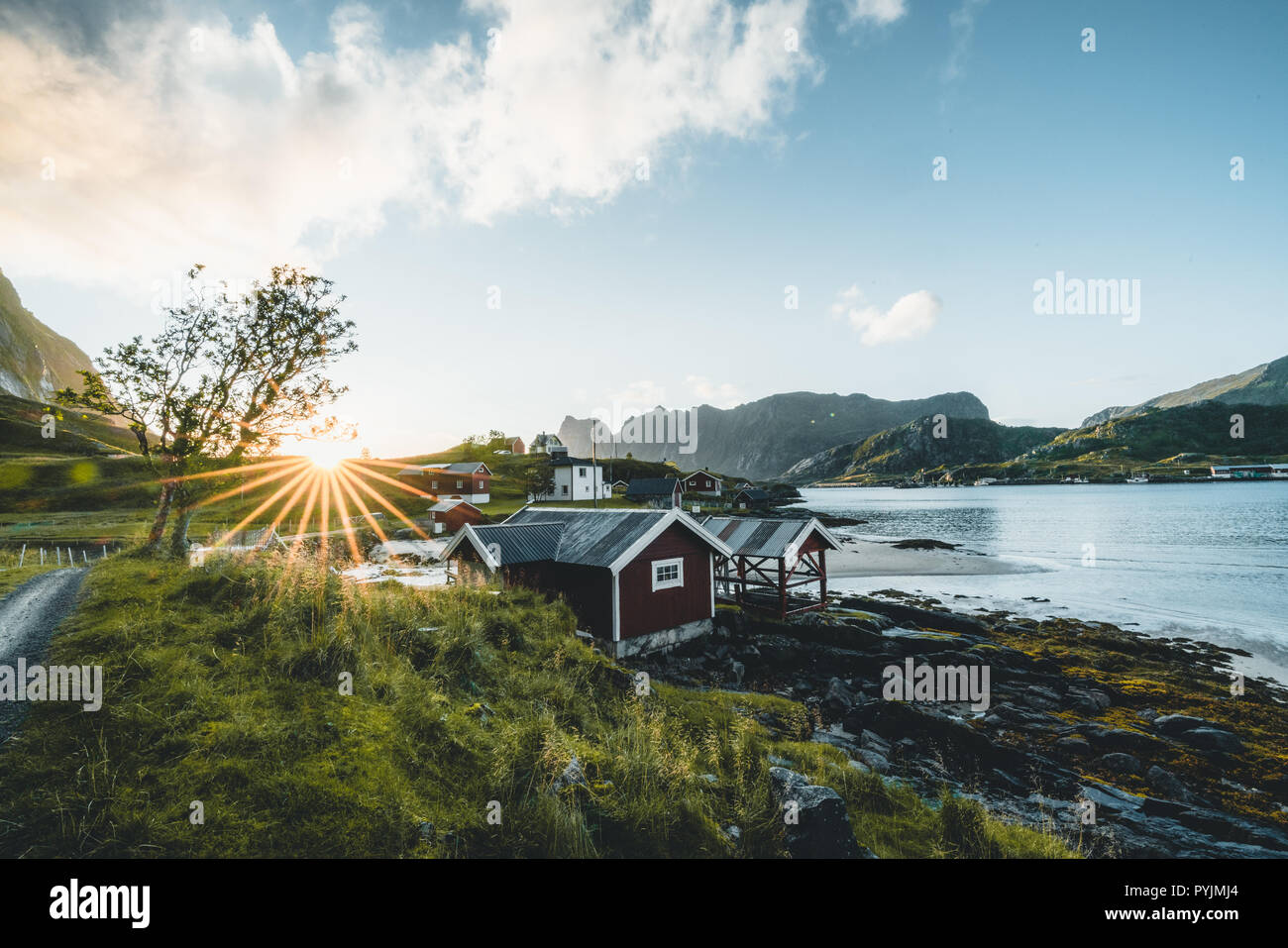 Sonnenuntergang am fjord mit rotem haus -Fotos und -Bildmaterial in ...