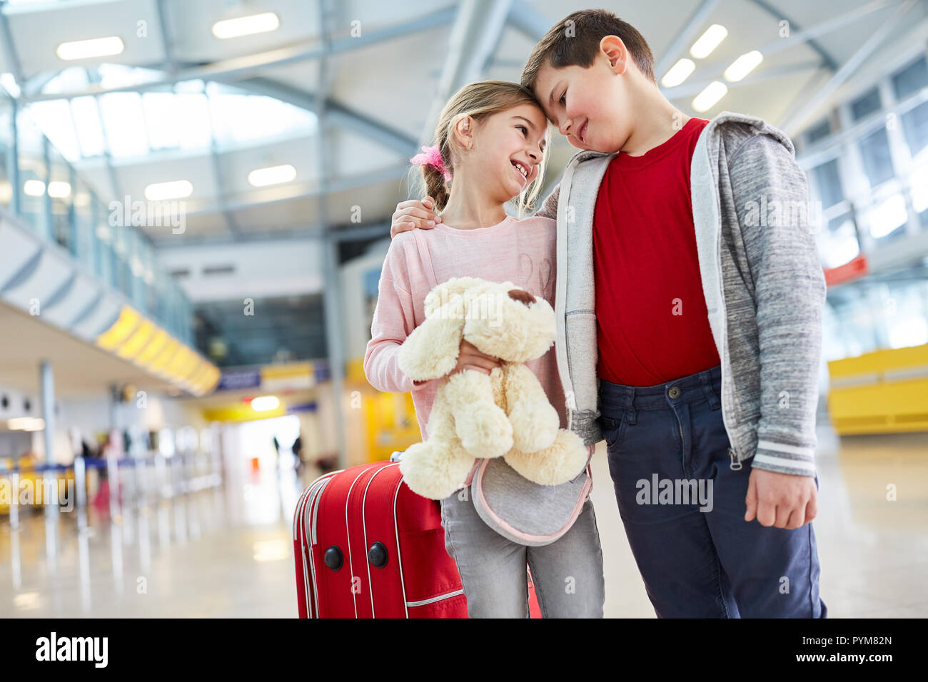 Erste liebe kinder -Fotos und -Bildmaterial in hoher Auflösung – Alamy