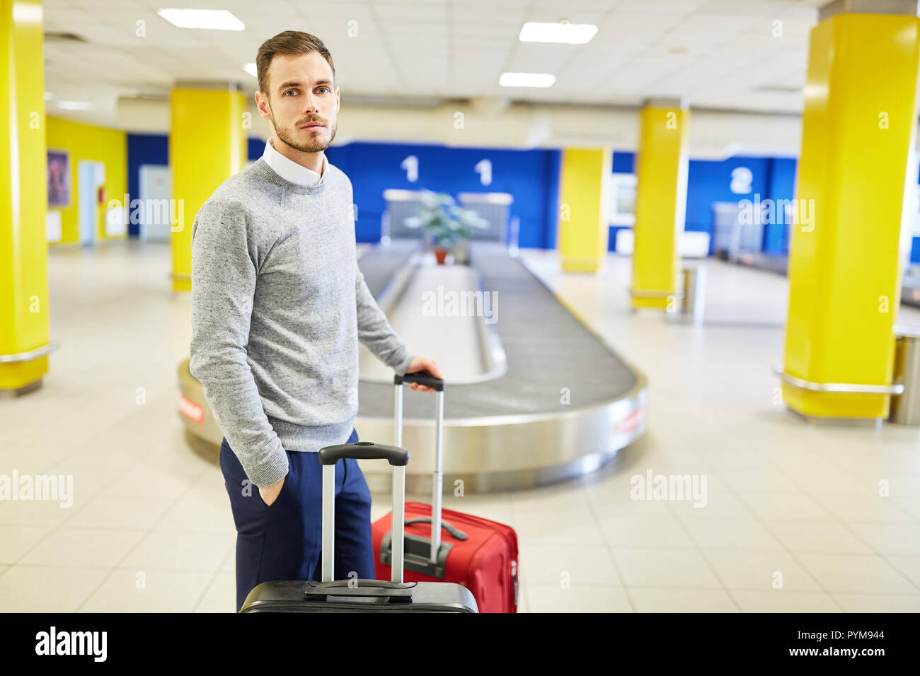 Der Mensch als Passagier ist bei der Gepäckabfertigung im Flughafen ...