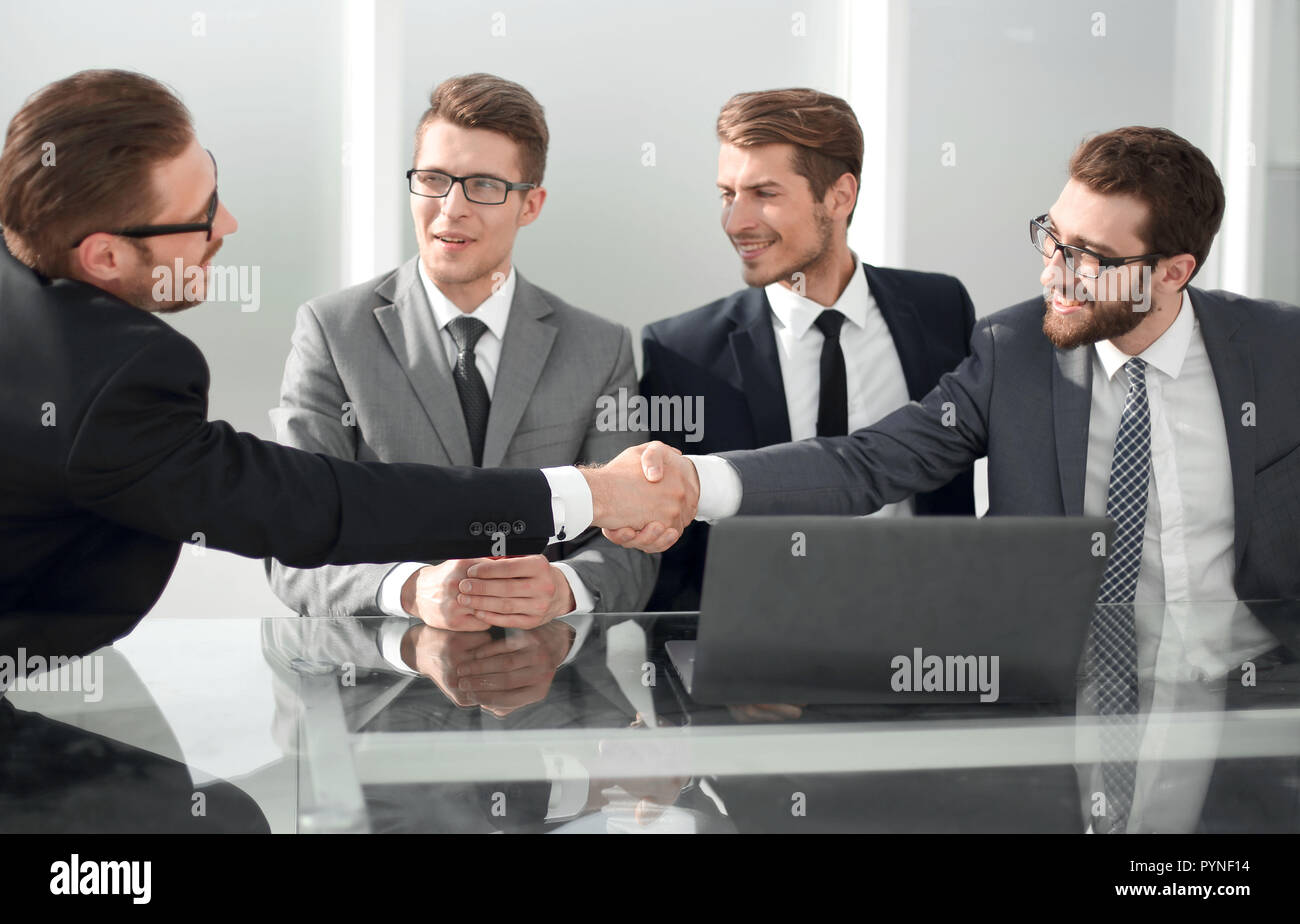 Mitarbeiter begrüßen sich -Fotos und -Bildmaterial in hoher Auflösung ...