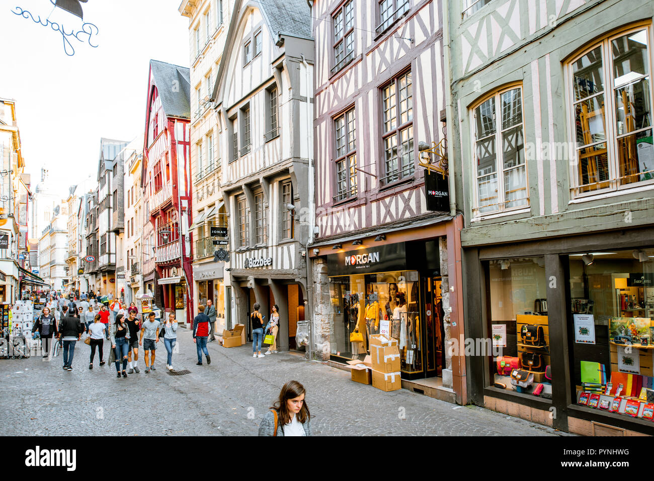 ROUEN, Frankreich - September 03, 2017: Alte Fachwerkhäuser auf der ...