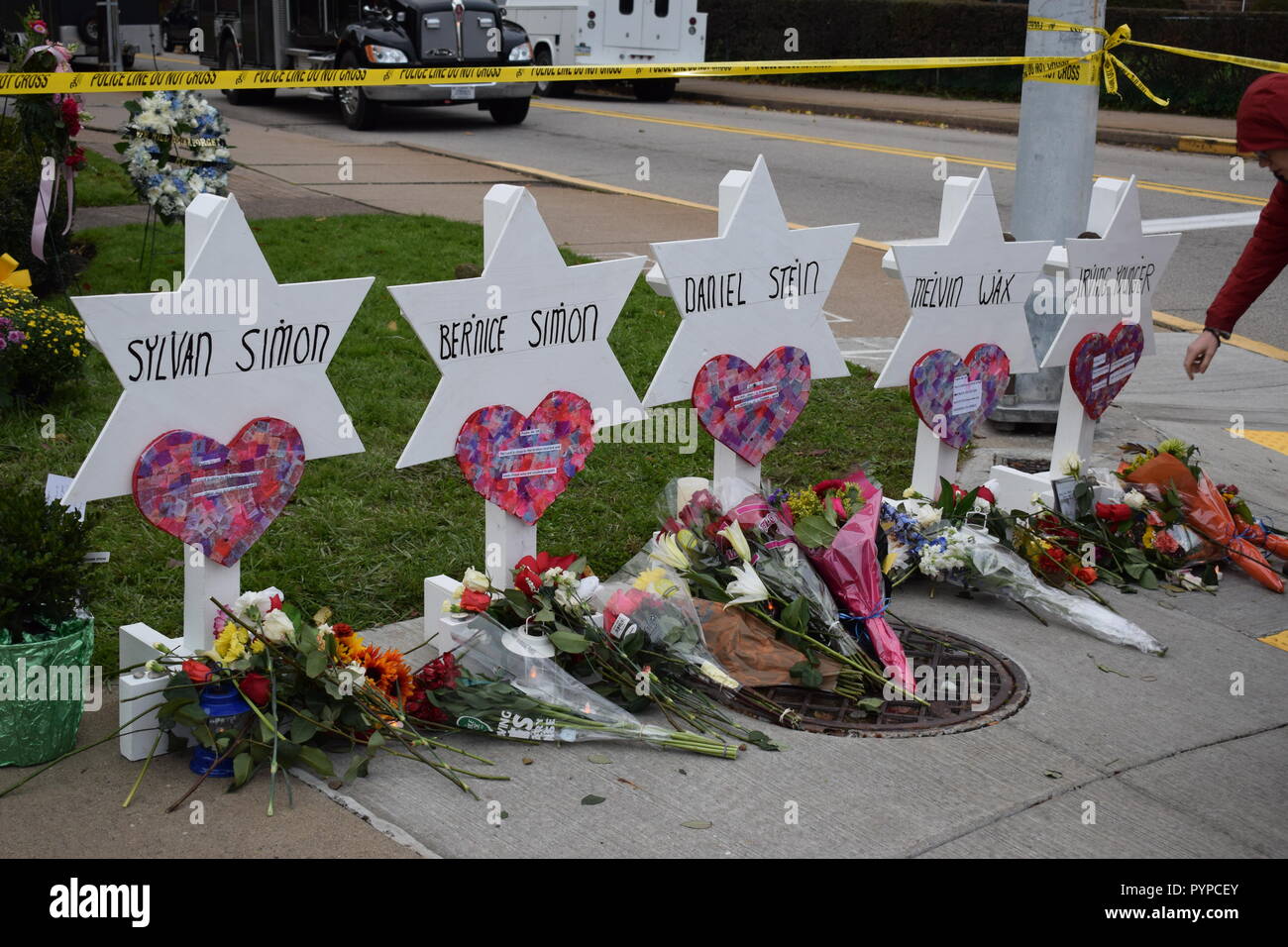 Gedenkstätten des White Star von Davids, rote Herzen aus Karton, blau ...