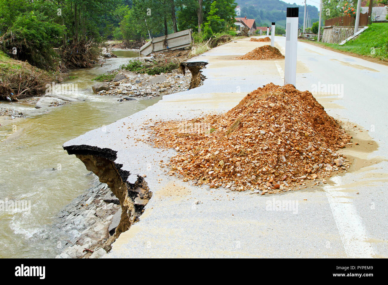 Gefährliche Haufen auf der Straße durch Erosion nach dem Hochwasser ... Gefährliche Haufen auf der Straße durch Erosion nach dem Hochwasser ...