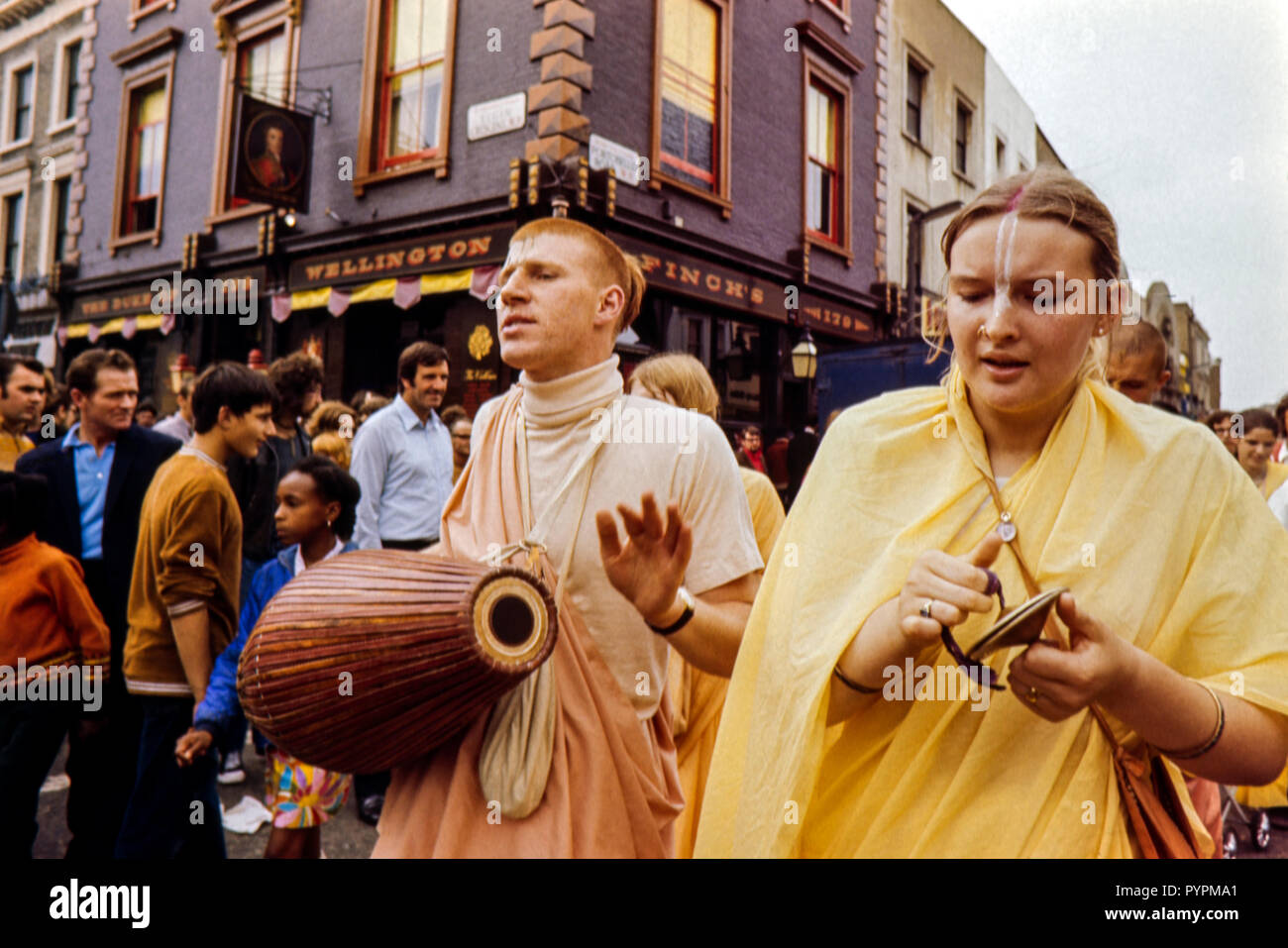 Hare Krishna's Parade entlang der Portabello Road, London in den 1960er ...