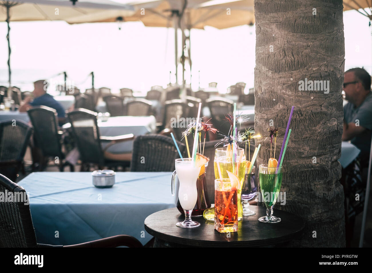 Gemischte cocktails zeigte und auf einen Balken eines Outdoor Bar ...