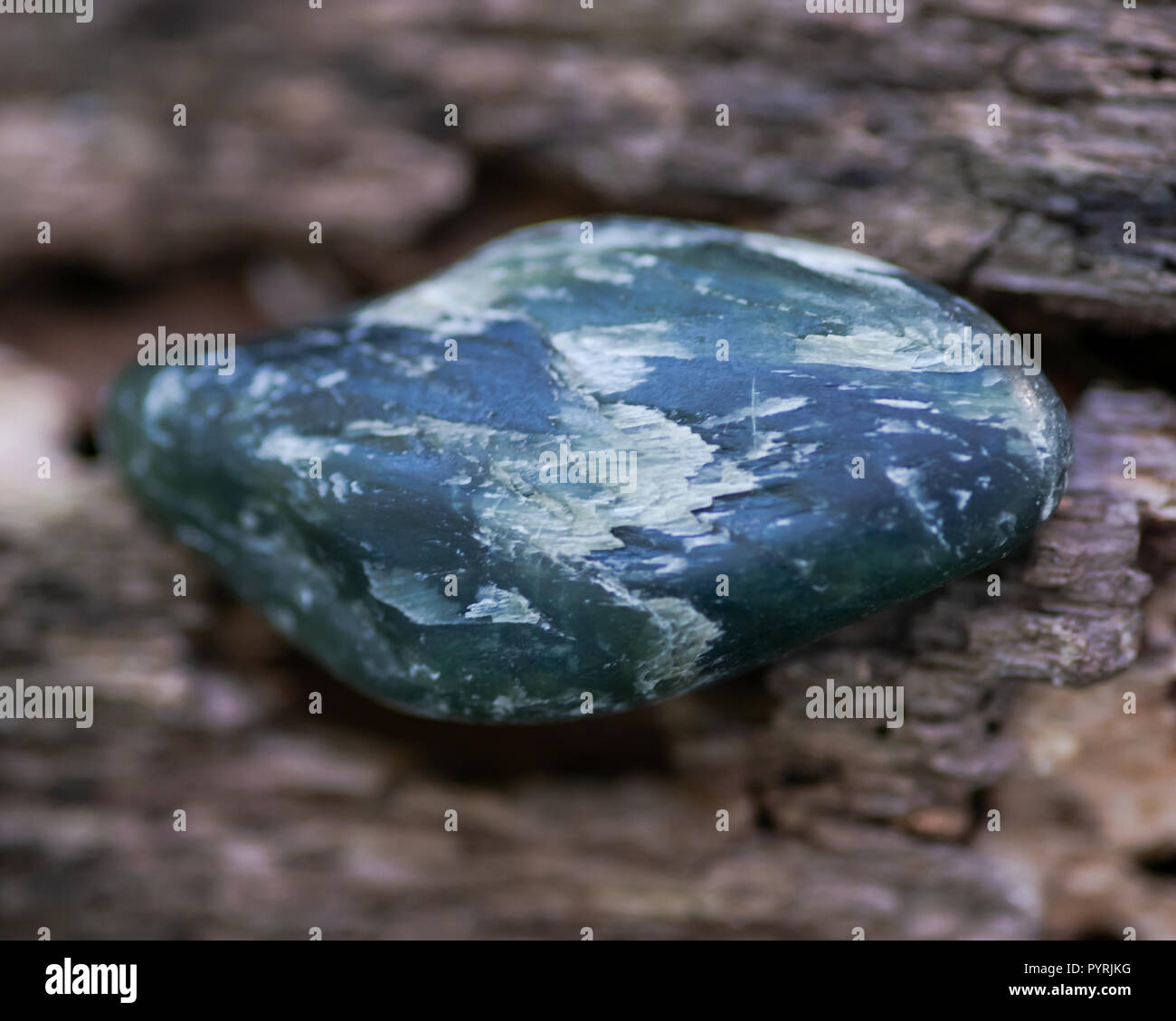 Bowenit kleine palm Stein, wie die Maori Greenstone bekannt, ist eine ...