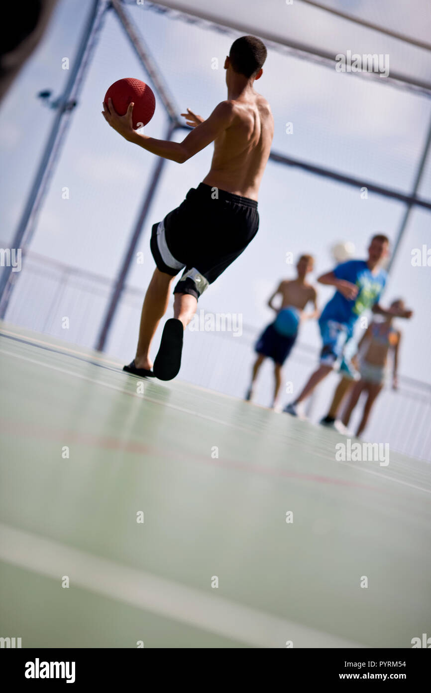 Shirtless Teenager boy Holding ein Basketball ein Basketball mit ...