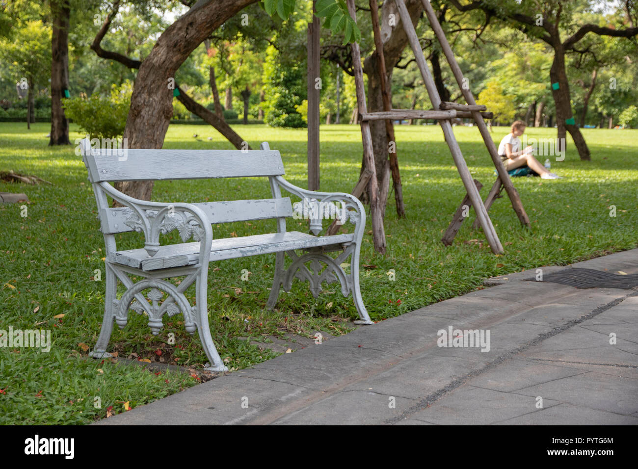 Einzelne metallparkbank -Fotos und -Bildmaterial in hoher Auflösung – Alamy