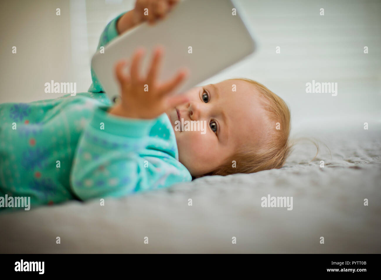 Handys halten -Fotos und -Bildmaterial in hoher Auflösung – Alamy