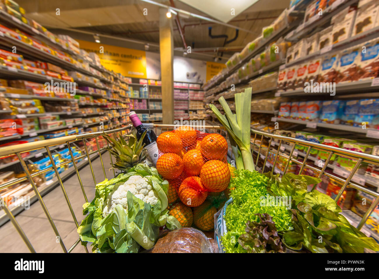 Supermarkt Einkaufswagen Einkaufswagen in einem Supermarkt Gang gefüllt ...