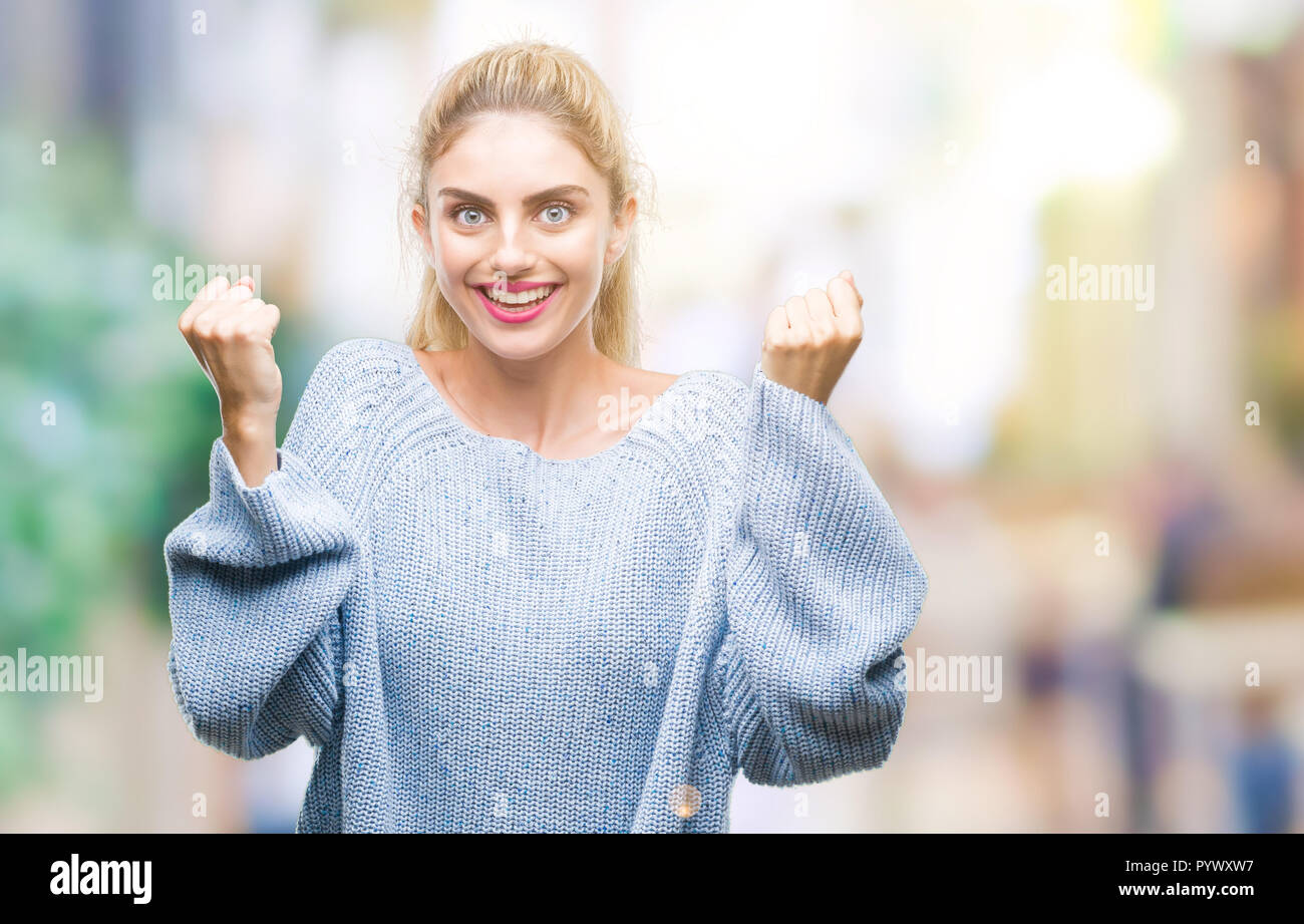 Junge schöne blond und blaue Augen Frau winter Pullover über isolierte ...