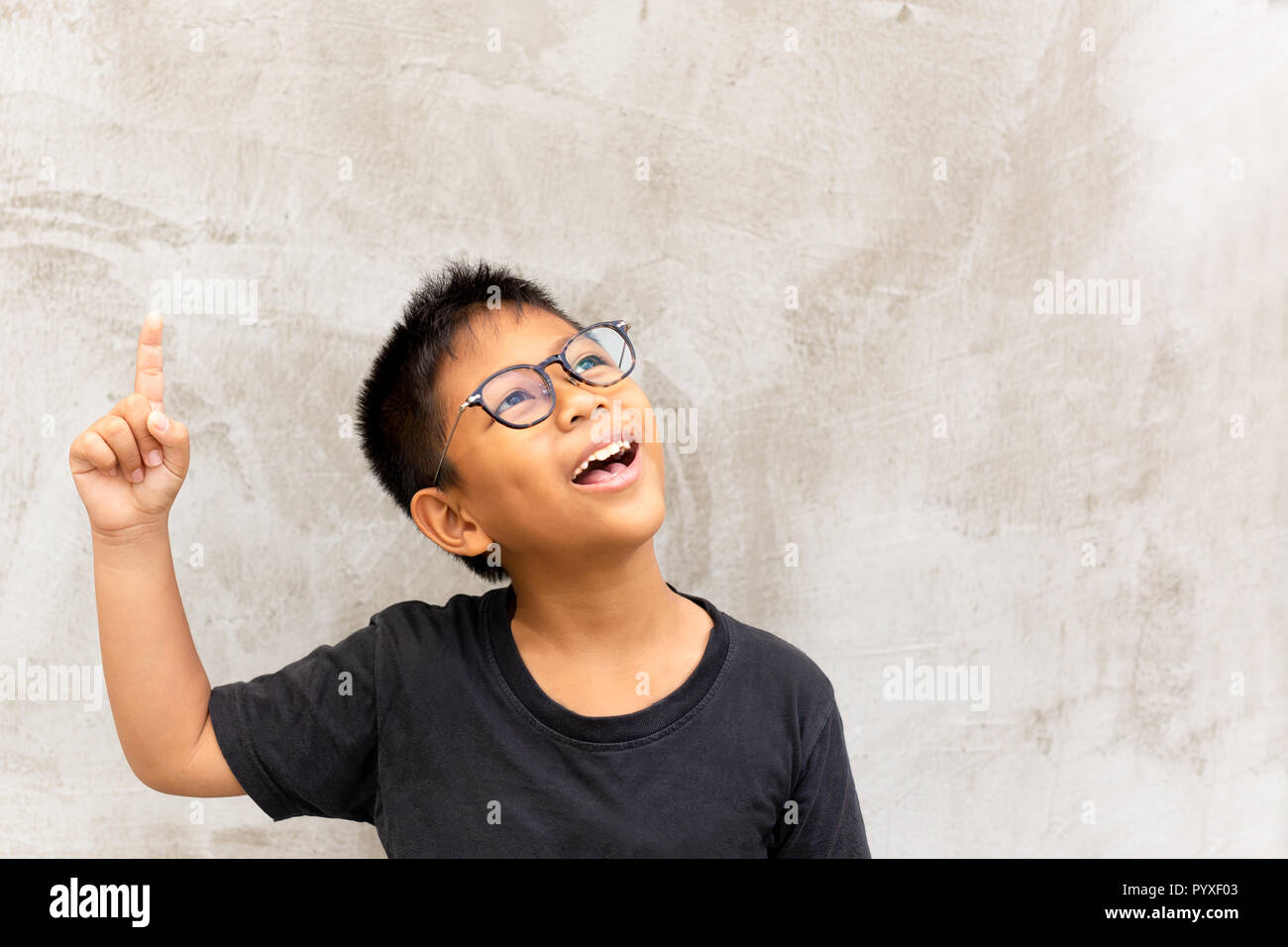 Junge, Kind, Zeigen, Finger Stockfotos und -bilder Kaufen - Alamy