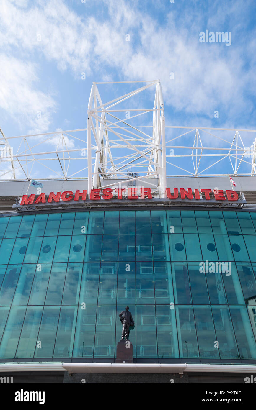 Statue sir matt busby -Fotos und -Bildmaterial in hoher Auflösung – Alamy