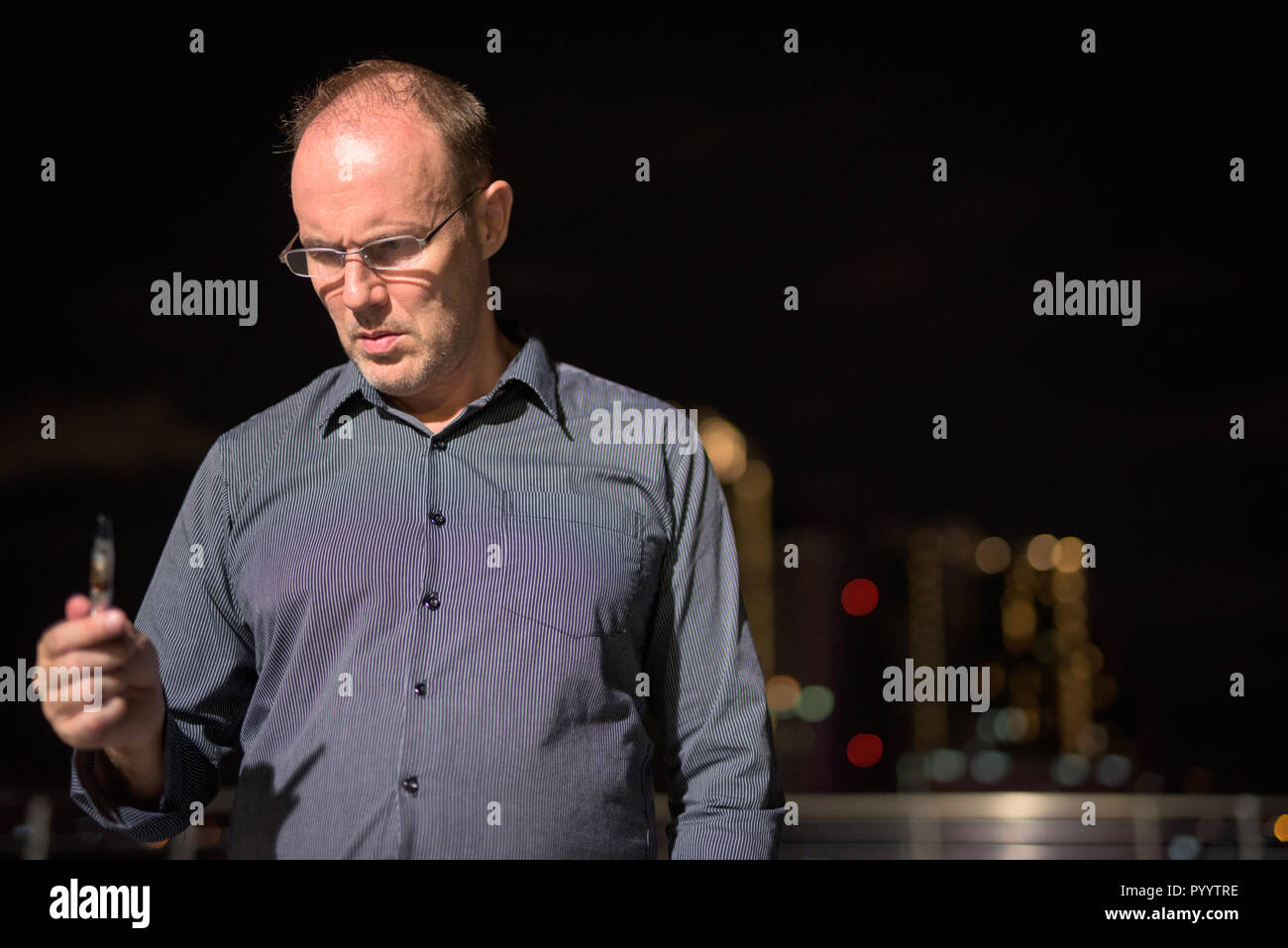 Reifer mann schwimmen -Fotos und -Bildmaterial in hoher Auflösung – Alamy