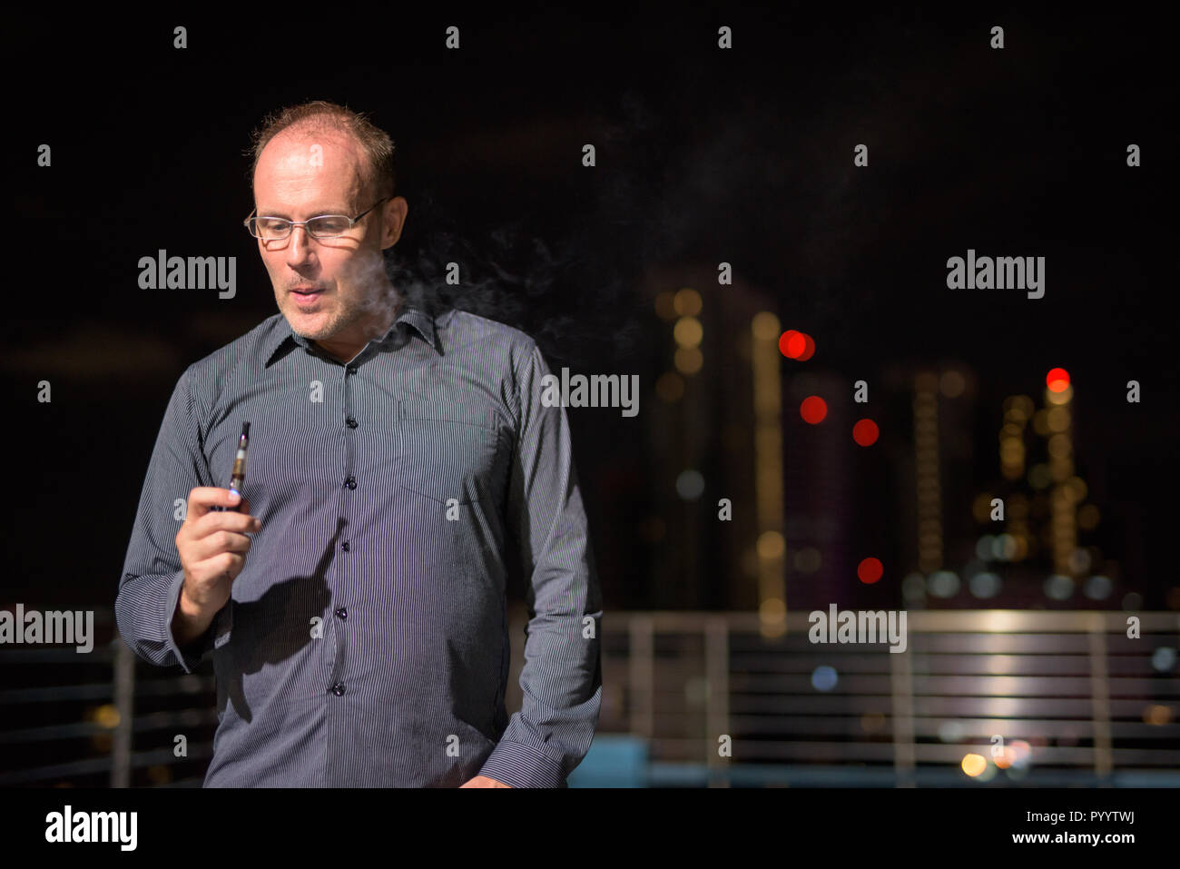 Reifer mann schwimmen -Fotos und -Bildmaterial in hoher Auflösung – Alamy