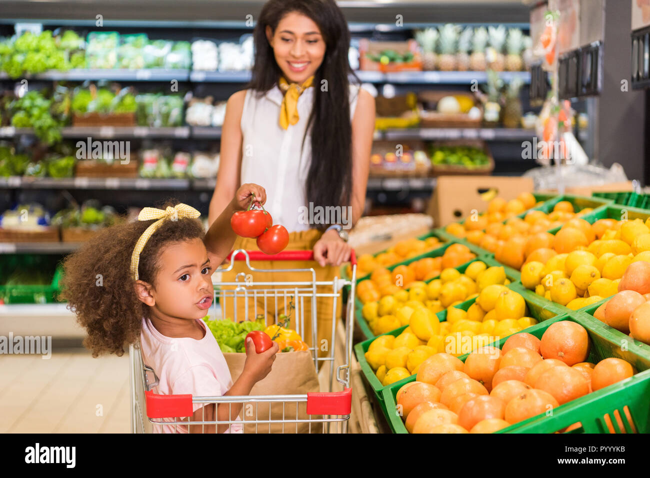 Child sitting in shopping trolley -Fotos und -Bildmaterial in hoher ...