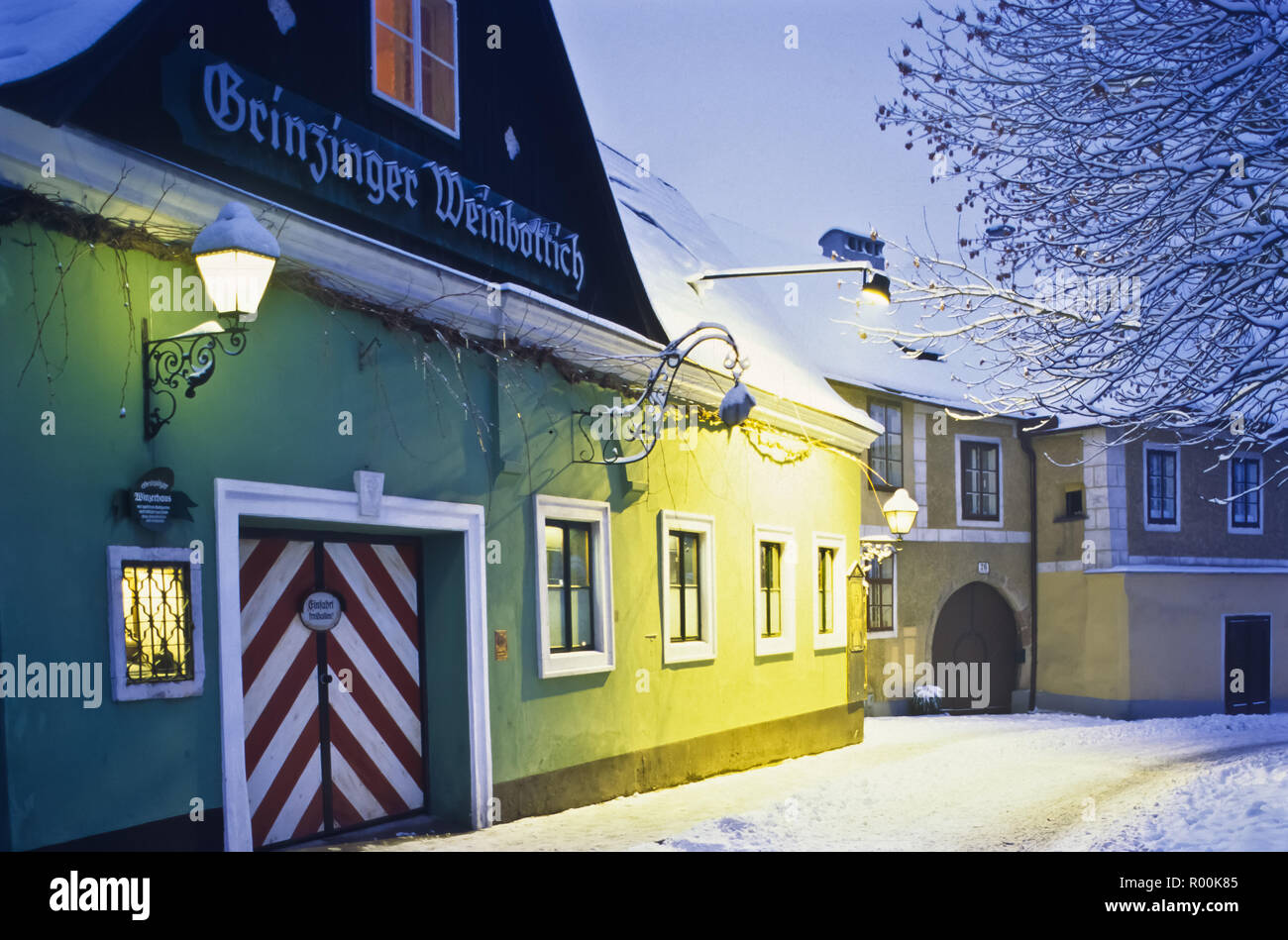 Wien, Heurigen in Grinzing, Wien, Heuriger (traditionelle Weinbar ...