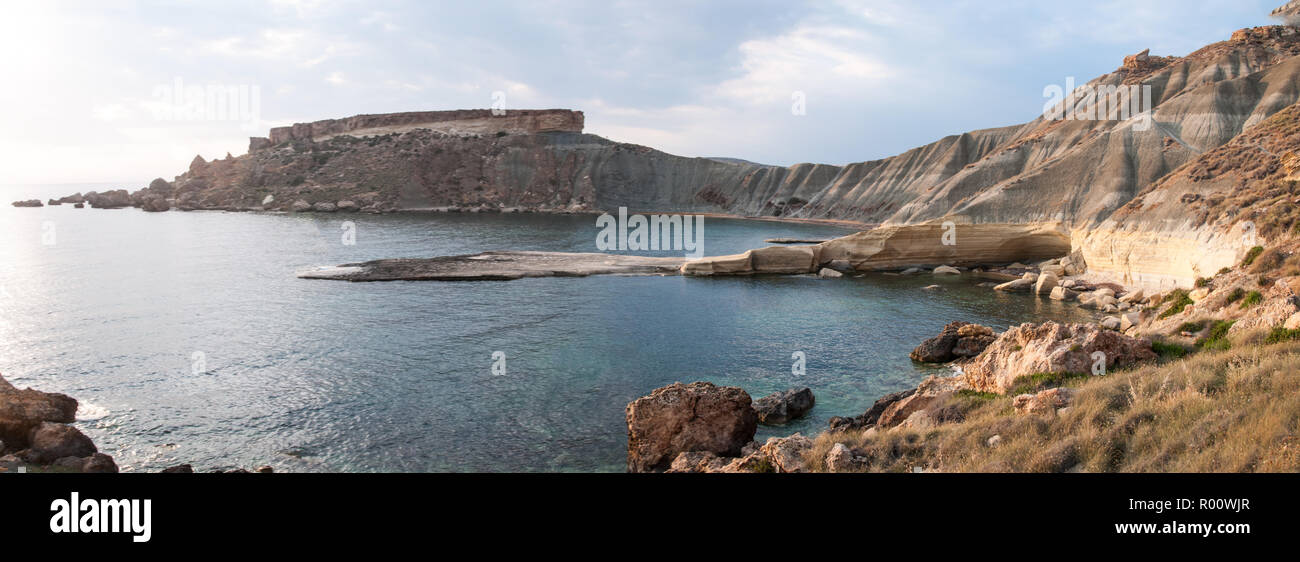 Rund um Malta - Panoramabild der Bucht von Ghajn Tuffieha ...