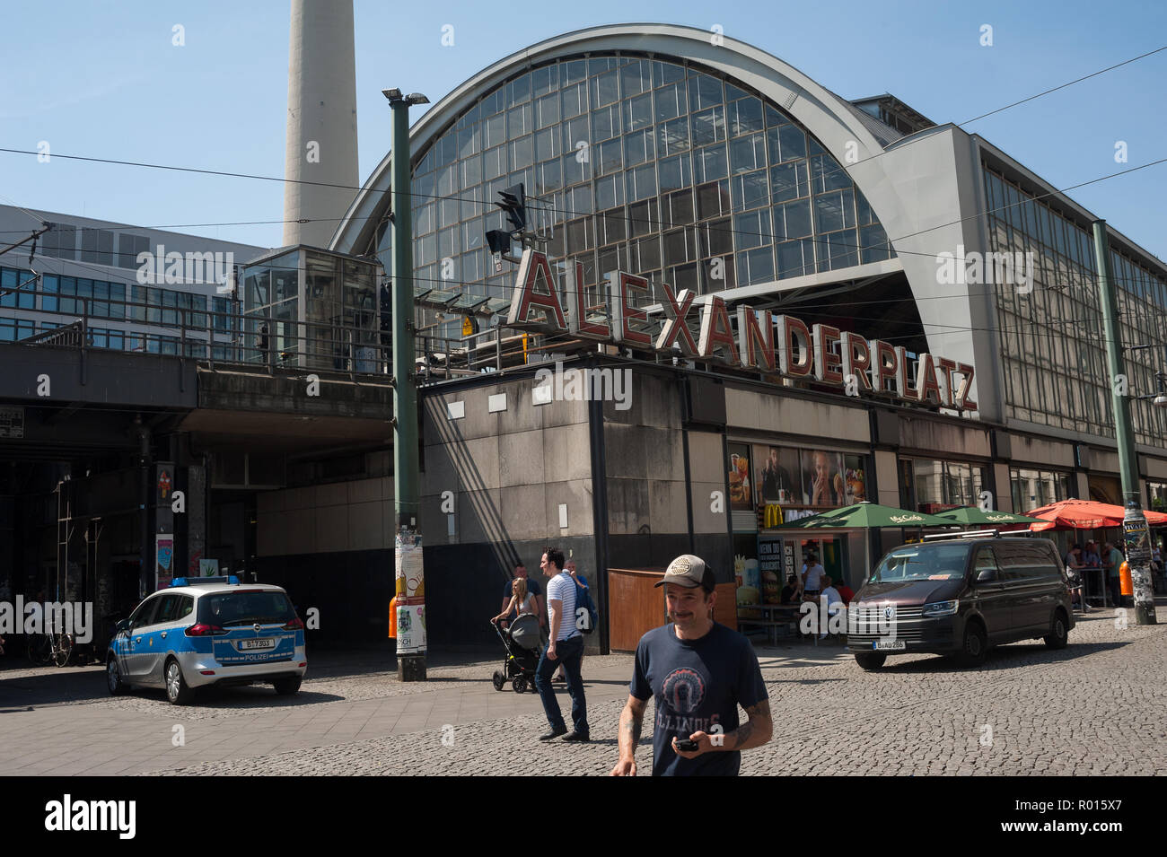 Bahnhof berlin alexanderplatz -Fotos und -Bildmaterial in hoher Auflösung – Alamy