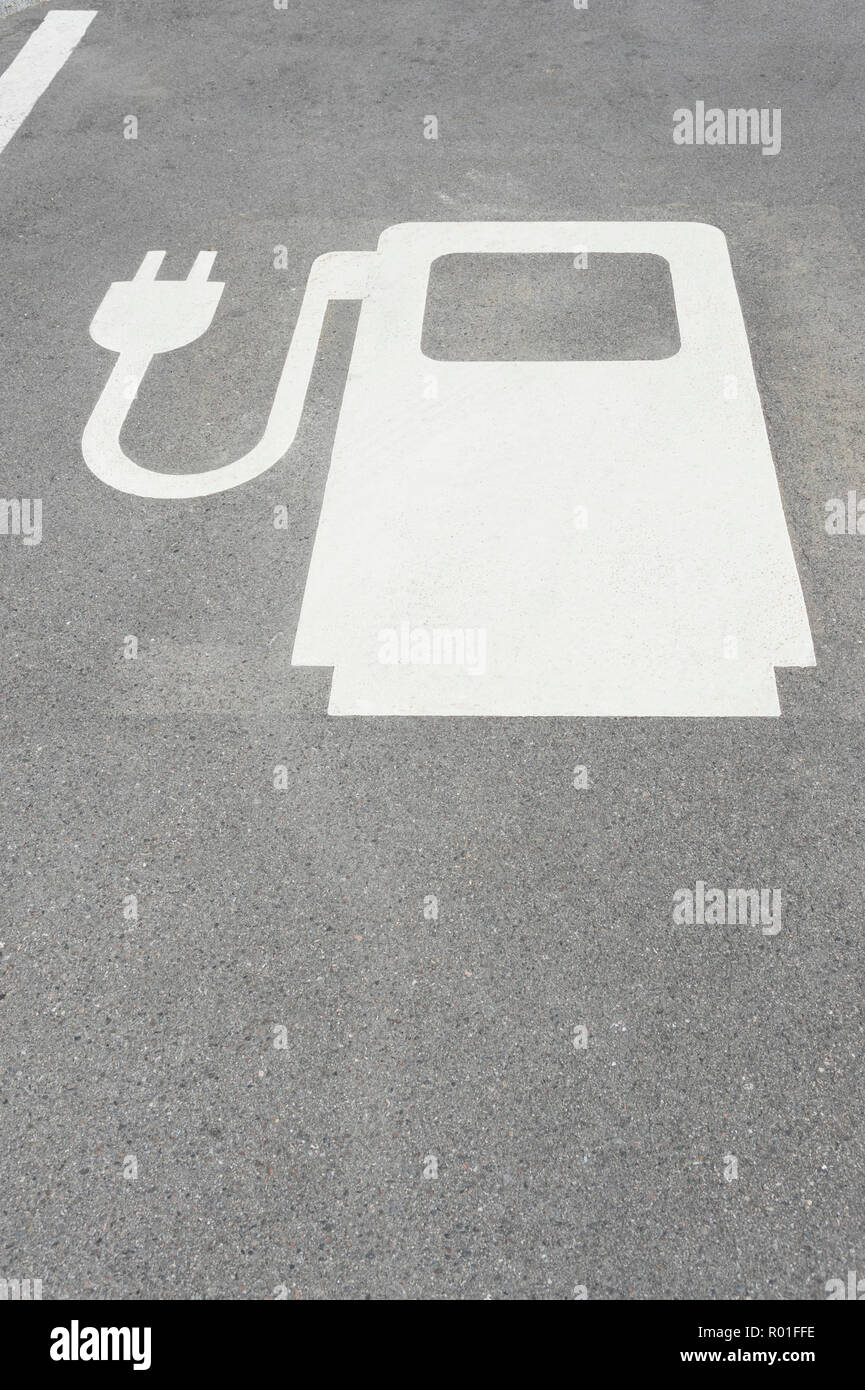 Elektrische Auto, Tankstelle, Symbol auf dem Boden, Bayern, Deutschland ... Elektrische Auto, Tankstelle, Symbol auf dem Boden, Bayern, Deutschland ...