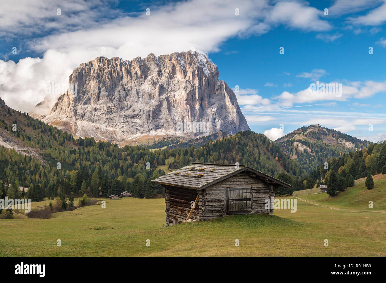Hütte am Grödner Joch, Langkofel auf der Rückseite, Passo Gardena ...
