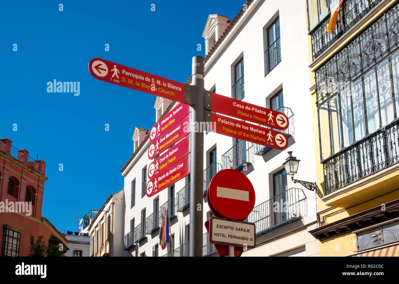 Wegbeschreibungen auf einer Straße Zeichen zeigen den Weg zu wichtigen ...