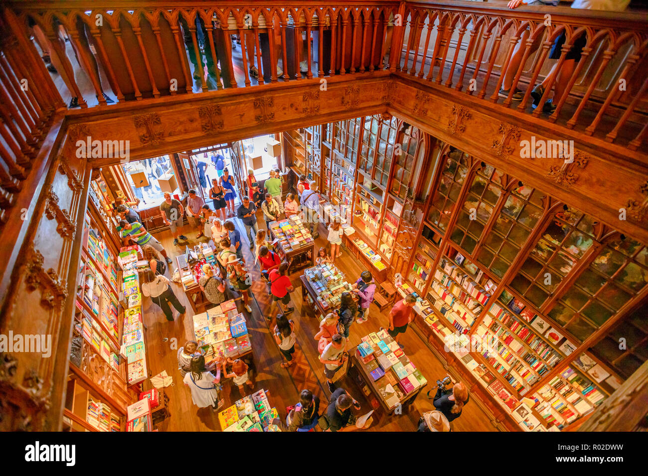 Lello library porto portugal -Fotos und -Bildmaterial in hoher ...