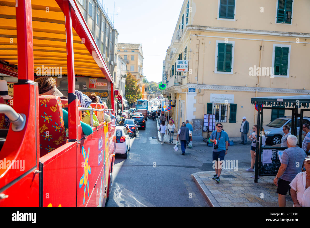 Korfu, Griechenland - 16.10.2018: Touristische Bus in der Straße von ...