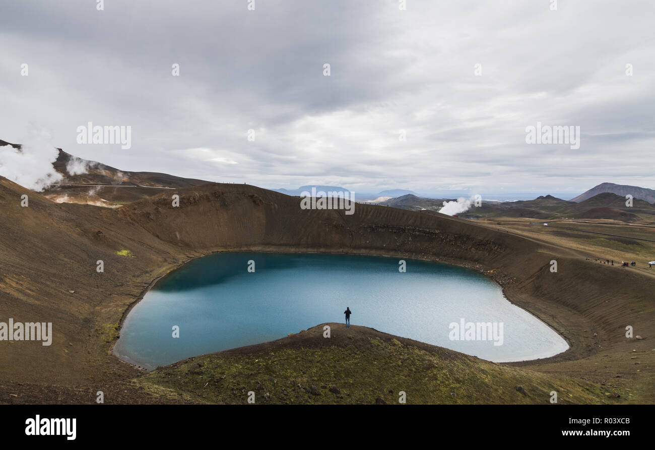 Menschliche Figur stehend in die mit Wasser gefüllten Krater der Krafla ...